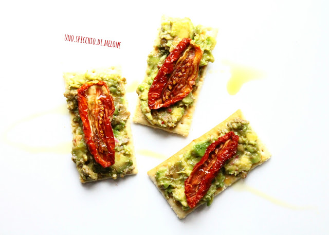 CRACKERS con SALSA di AVOCADO e POMODORI SECCHI | Ricetta ed ...