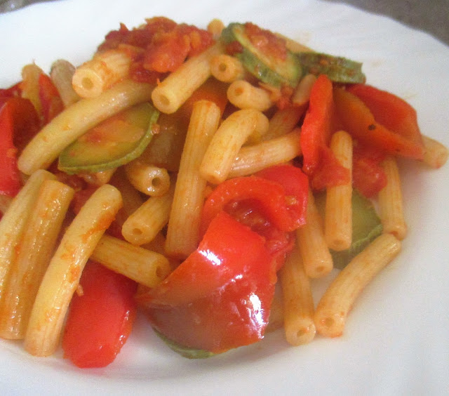 SEDANINI PASTA WITH TOMATO SAUCE, RED PEPPERS, ZUCCHINI AND SWEET ...