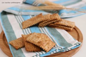 Crackers integrali senza lievito | Ricetta ed ingredienti dei ...