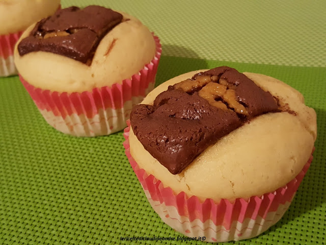 Muffin all’olio con cioccolato al cuore mou | Ricetta ed ingredienti ...