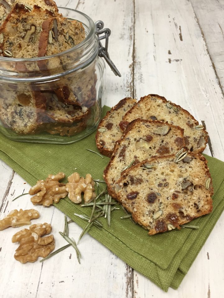 Cracker integrali con noci, uvetta e rosmarino | Ricetta ed ingredienti ...