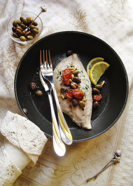 Filetti di Ricciola al Limone con Olive Taggiasca e Razzola, Pomodorini ...