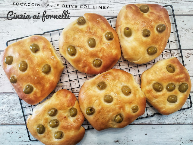 Focacce alle olive col Bimby e senza | Ricetta ed ingredienti dei ...
