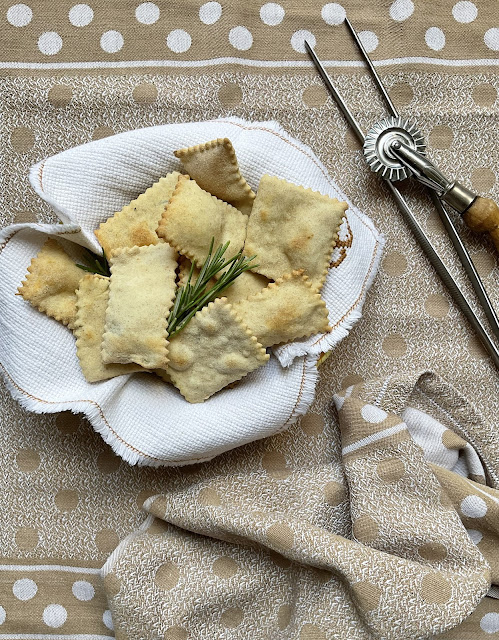 Mini Crackers al Rosmarino. Impasti veloci per tempi convulsi | Ricetta ...