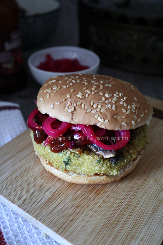 Panino con burger di ceci, funghi marinati e cipolle rosse sott’aceto ...