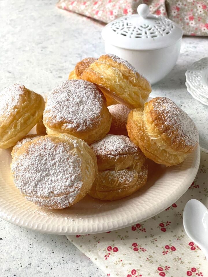 Bignè di sfoglia con crema di ricotta | Ricetta ed ingredienti dei ...