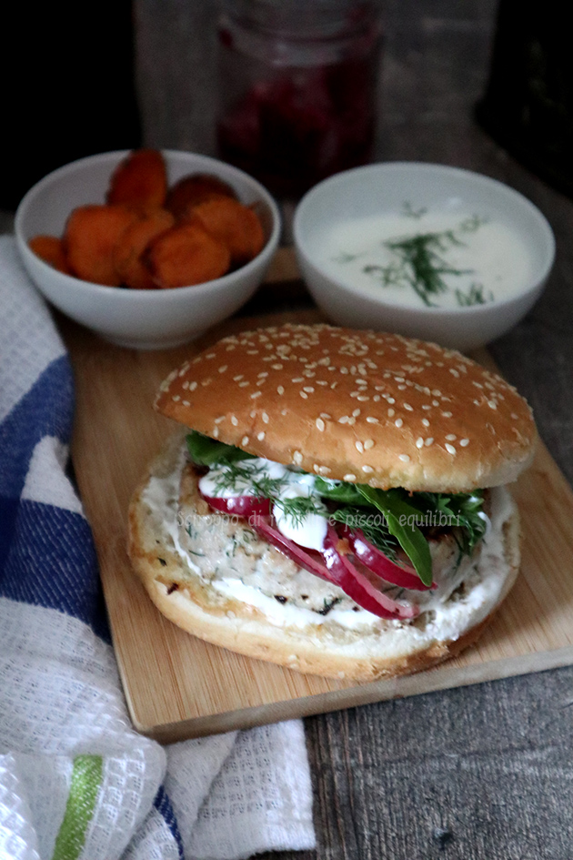Panino con burger di tonno fresco, finocchietto selvatico e cipolle ...